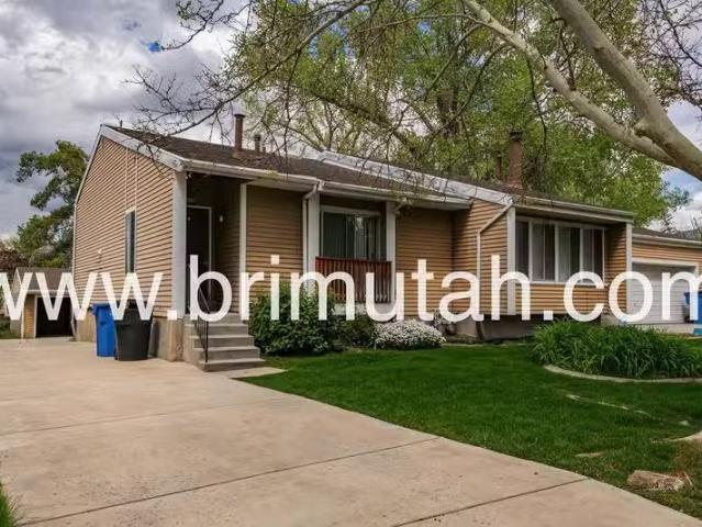1361 & 1363 Merritt Cir. 1361 1361 E Merritt Cir