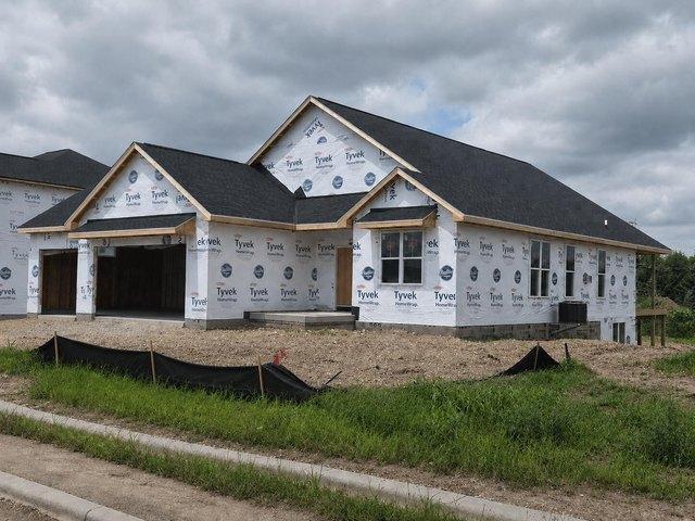 1362 Lynn Cir, Oconomowoc, WI 53066