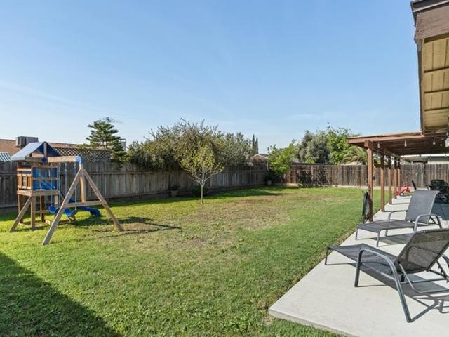 1363 Stanford Pl, Hanford, CA 93230