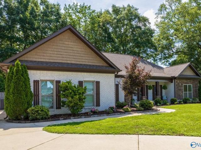 136 Chambray Dr, Owens Cross Roads, AL 35763