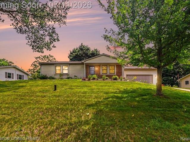 136 Endicott Dr, Oceola Township, MI 48843