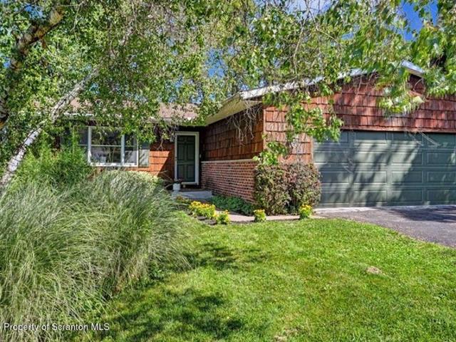 136 Edgewood Dr W, Clarks Summit, PA 18411