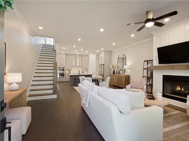 136 Everley Walk