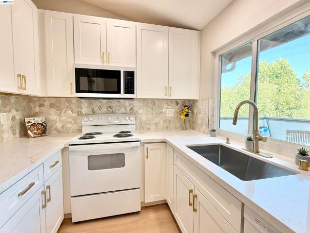 136 Hackamore Ln