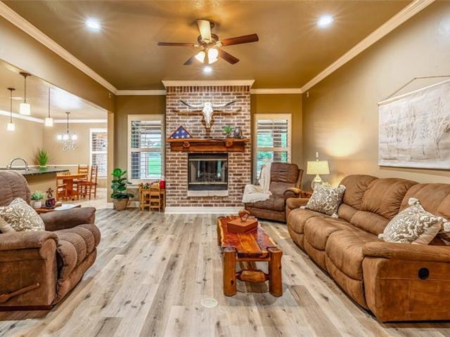 136 Oakwood Ct, Lakeside, TX 76135