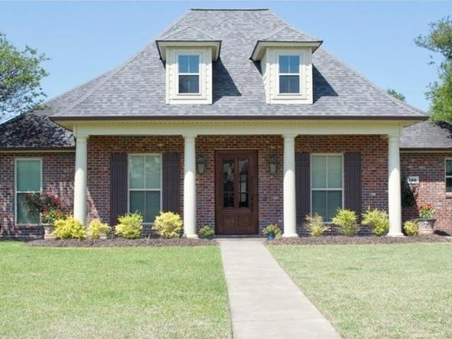 136 Merlot Dr, Moss Bluff, LA 70611