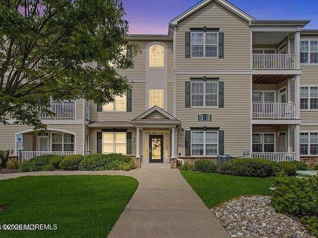 136 Mill Pond Way Unit 22, Eatontown, NJ 07724