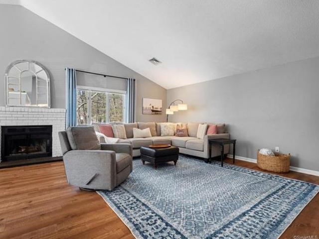 136 Songbird Ln #136, Farmington, CT 06032