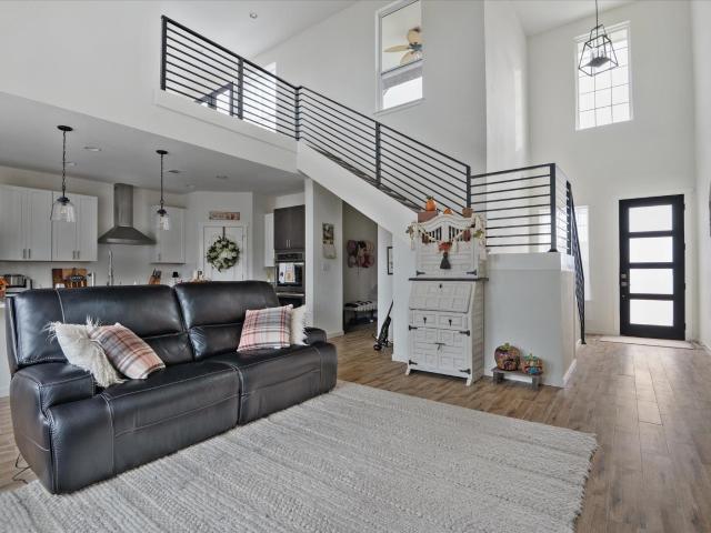 136 W Castlebriar Dr