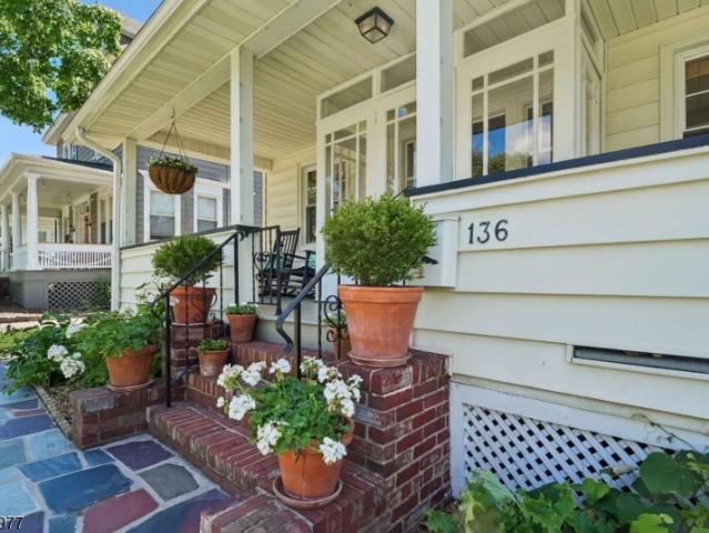 136 Ward Pl