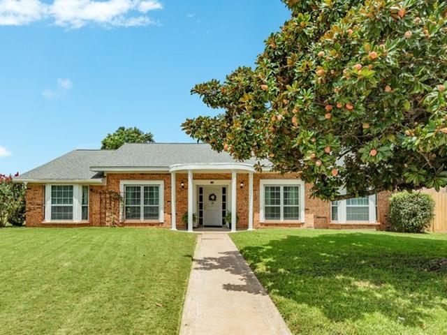 136 Tamarisk Trl, Lake Jackson, TX 77566