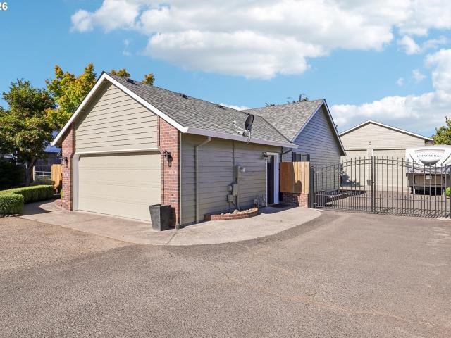 136 thunderbird st