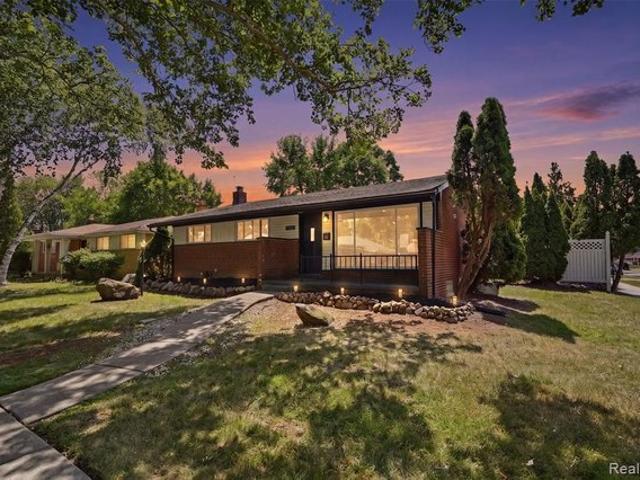 13741 Pearson St, Oak Park, MI 48237