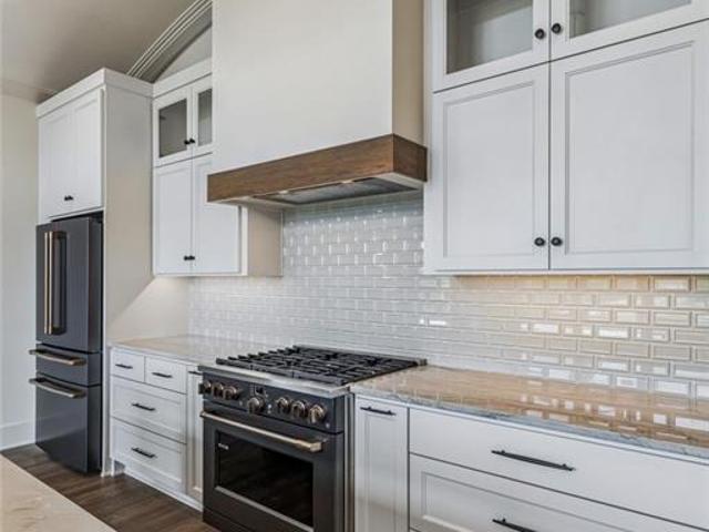 13749 Pembroke Ln, Leawood, KS 66224 | MLS #2572