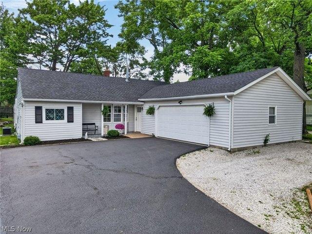 13772 Carlton St, Burton, OH 44021