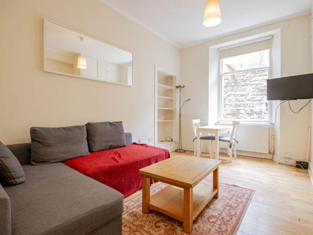 1379L Lady Lawson Street, Edinburgh. 1 bed flat to rent £1,075 pcm £248 pw