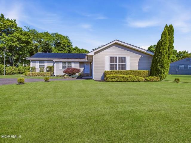 1370 Red Oak Dr, Lakewood, NJ 08701