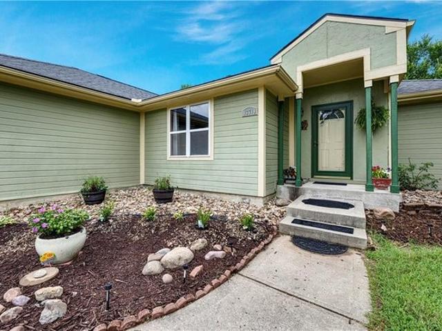13710 Barber Ave, Bonner Springs, KS 66012