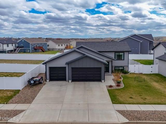 1371 Donna Ln, Dickinson, ND 58601