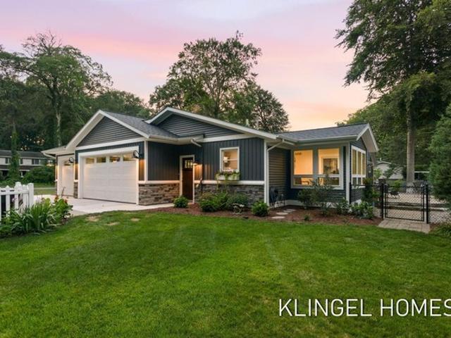 1371 Edgewood Dr, Holland, MI 49424