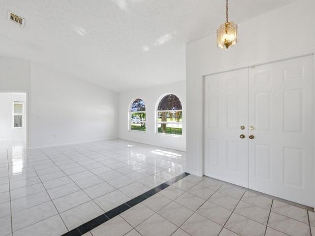 1371 SE Airoso Blvd, Port Saint Lucie, FL 34983