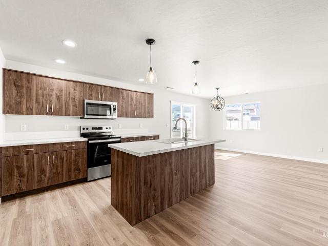 13723 Inman Ct
