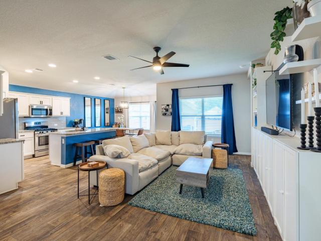 13721 Cantarra Dr