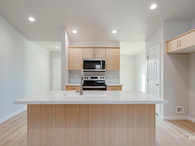 13730 Inman Ct
