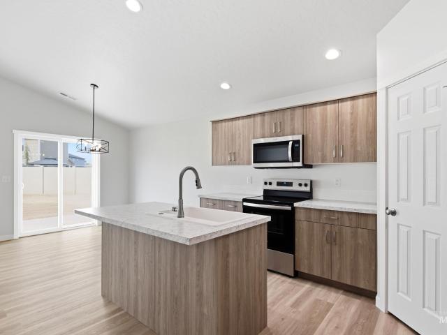 13735 Inman Ct