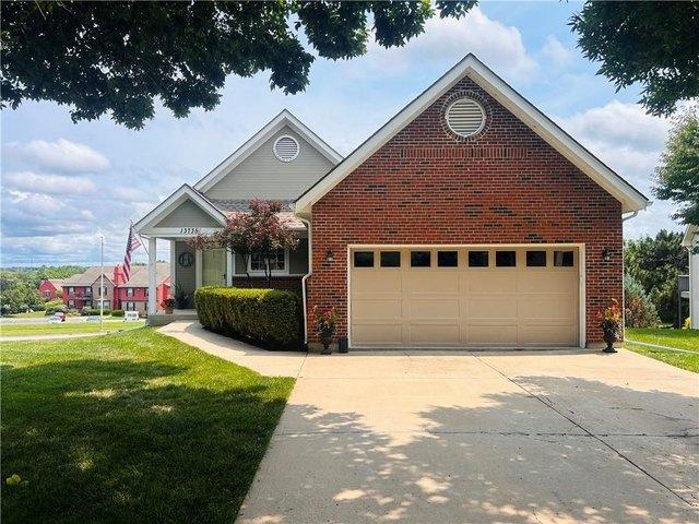 13735 Pembroke Cir, Leawood, KS 66224