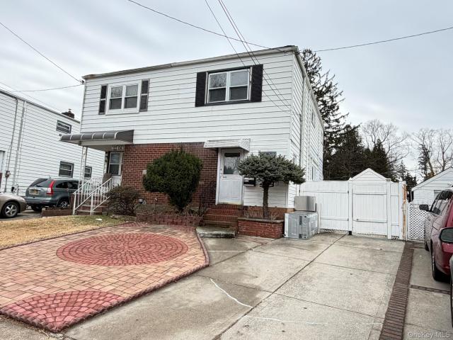 137 0 th Road | Compass