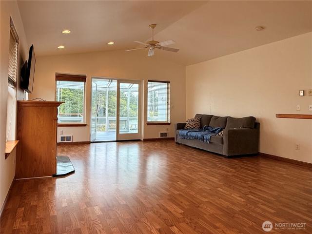 137 Canal Drive NE