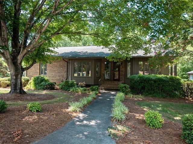 137 Breckindale Cir, Winston Salem, NC 27104