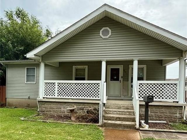 137 E 3rd St, Roxana, IL 62084