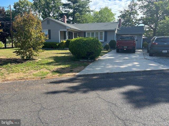 137 Fairfax Dr, Cinnaminson, NJ 08077
