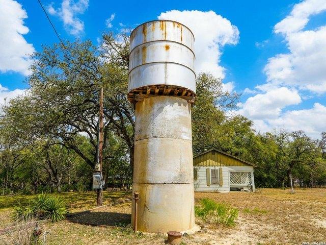 137 Kitty Hawk Rd, Universal City, TX 78148