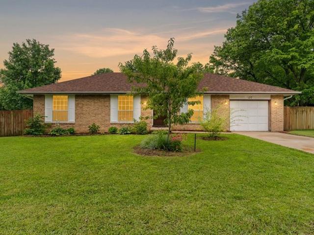 137 N Wynwood Ave, Republic, MO 65738