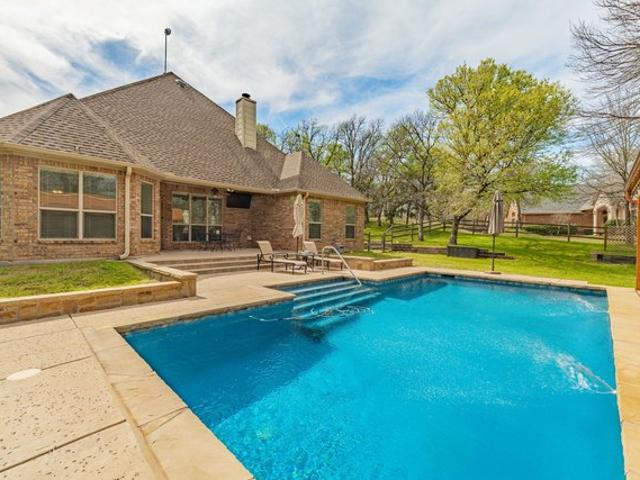 137 N Natural Spring Ln, Azle, TX 76020