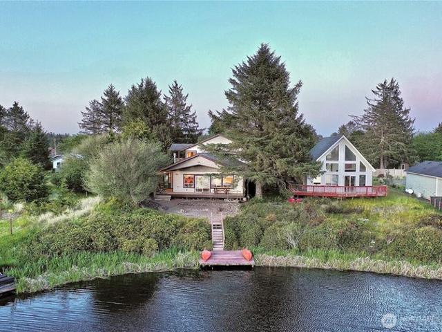 137 N Razor Clam Dr SW, Ocean Shores, WA 98569