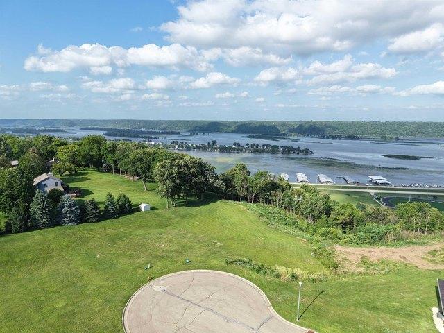 137 Royal Oaks Ct, Guttenberg, IA 52052