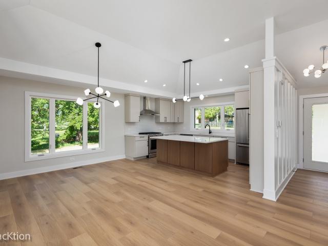 137 W Chicago Avenue