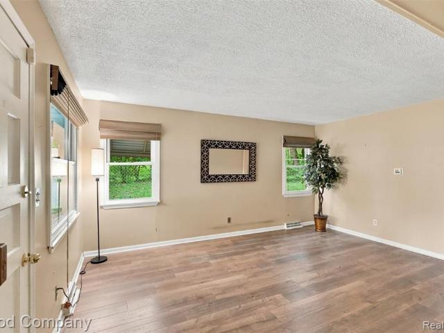 137 W Longfellow Avenue