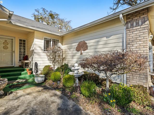1385 SE Laurel CT