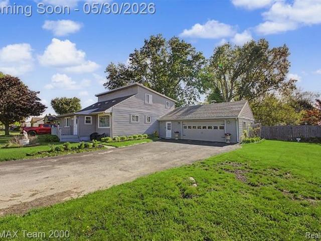 13867 Humphrey St, Southgate, MI 48195