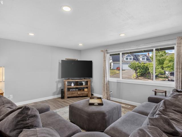 1386 SW 4TH ST