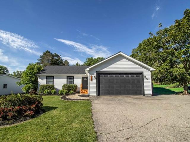 1389 N Long Lake Rd, Fenton, MI 48430