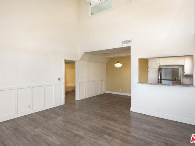 13801 Oxnard Street 206