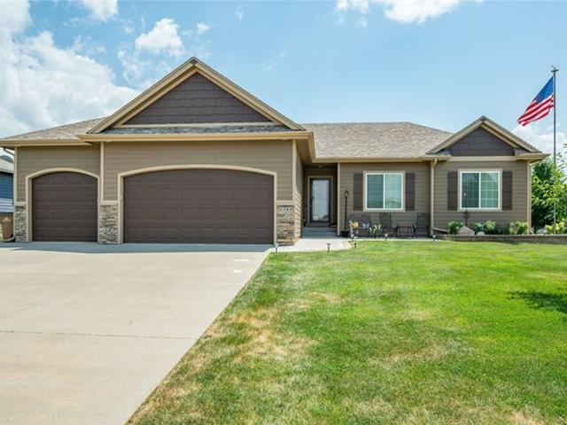 1380 E Pine Ridge Dr, Polk City, IA 50226
