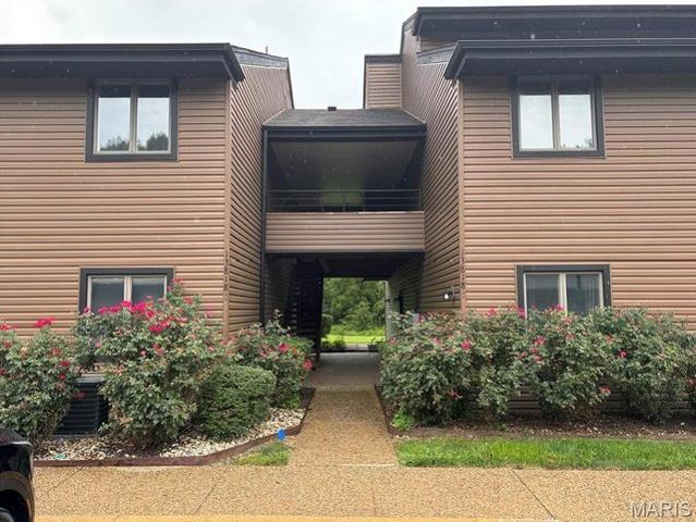 13818 Amiot Dr Apt B, Maryland Heights, MO 63146