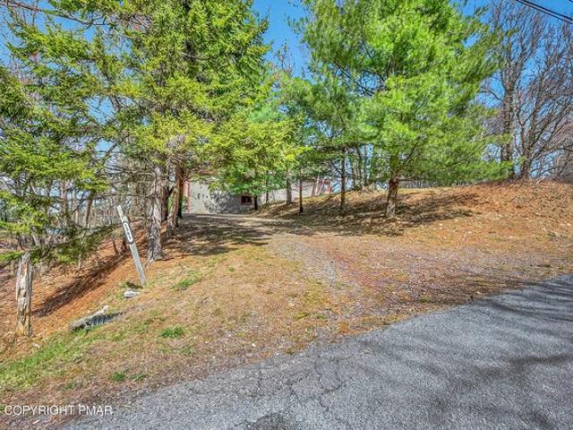 1381 Glade Dr, Long Pond, PA 18334